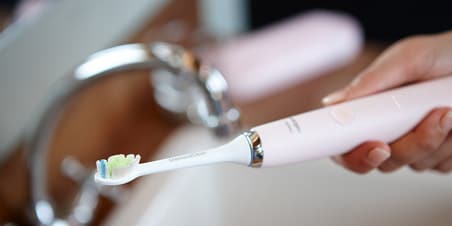 How to clean your hand and electric toothbrush | Philips
