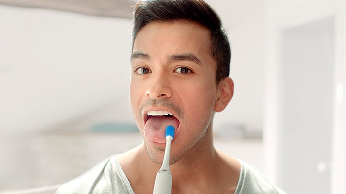 How to clean your tongue in 3 simple steps | Philips