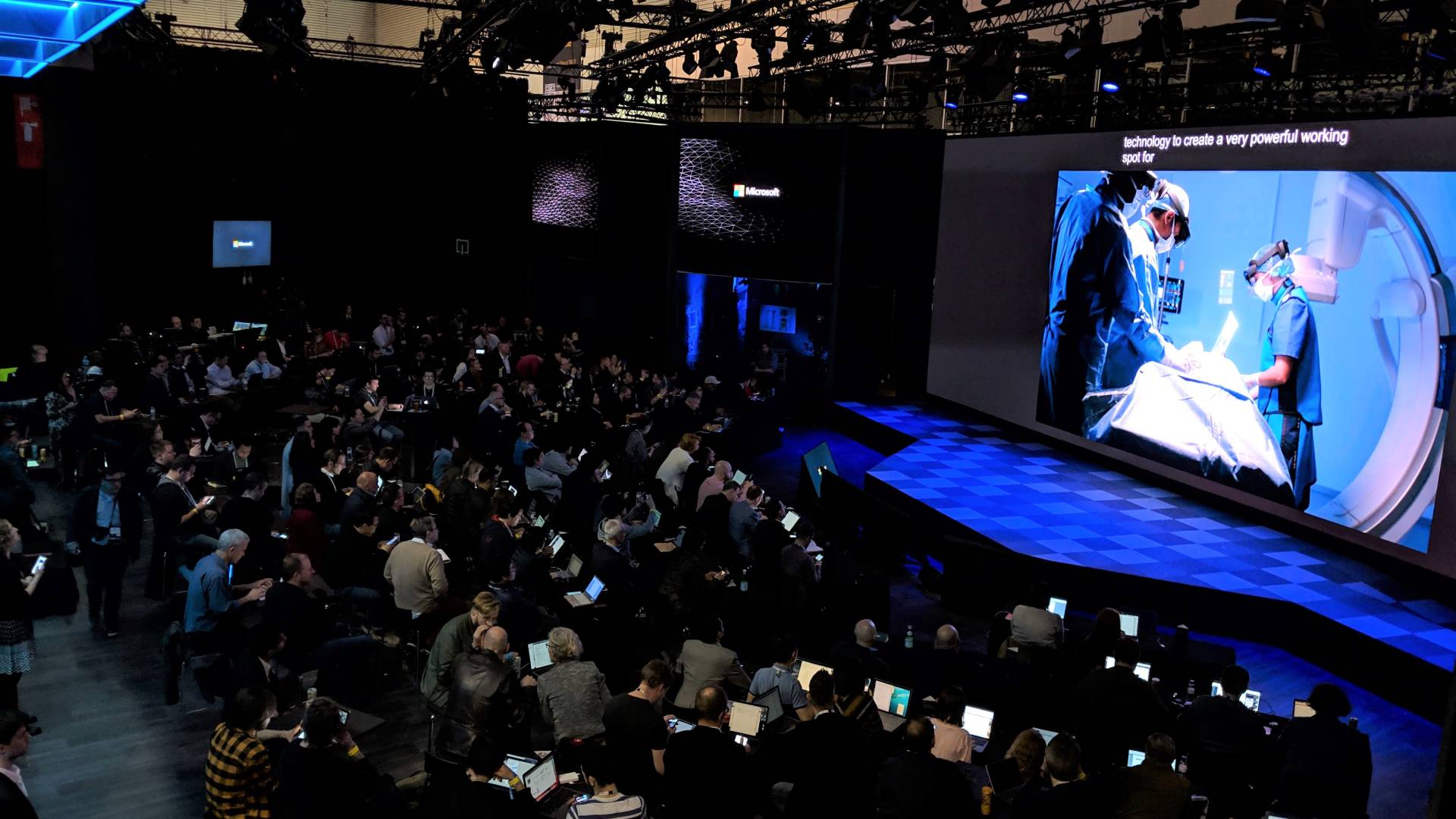 Philips Azurion with FlexArm for image-guided procedures - News | Philips