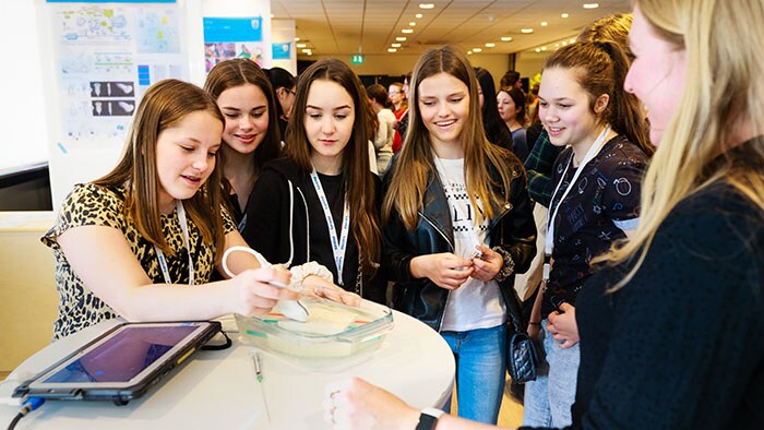 Philips geeft 180 meiden kijkje in de keuken tijdens Girlsday - Nieuws ...