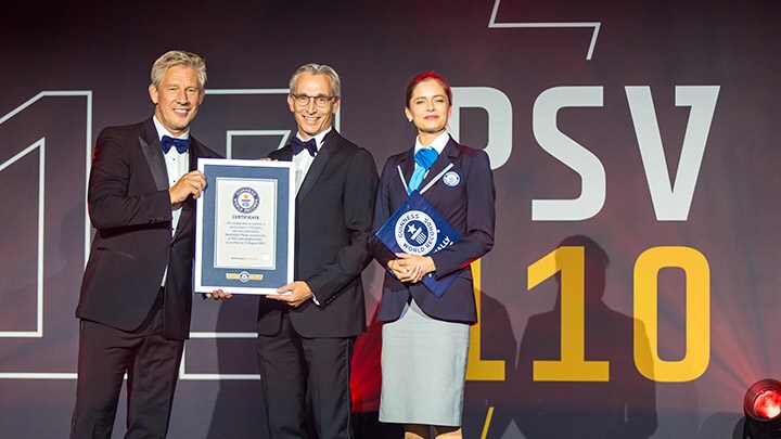 Philips en PSV vieren officieel wereldrecord met bijzonder shirt en ...